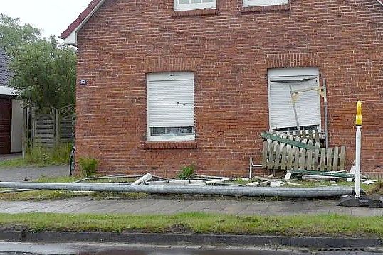 Leer: Kleinbus rast in Hauswand - Ostfriesen-Zeitung