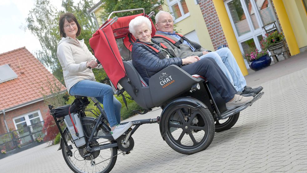 Rikscha-Tour: In Remels werden Senioren auf Rädern getragen ...