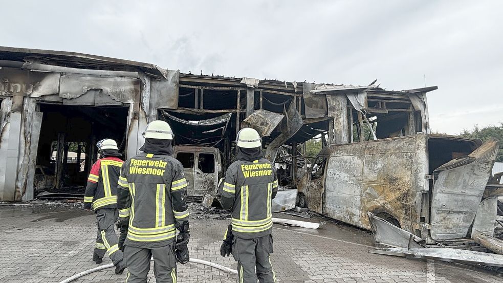 Großbrand in Wiesmoor: Mitarbeiter vom abgebrannten Autohaus Rolf ...