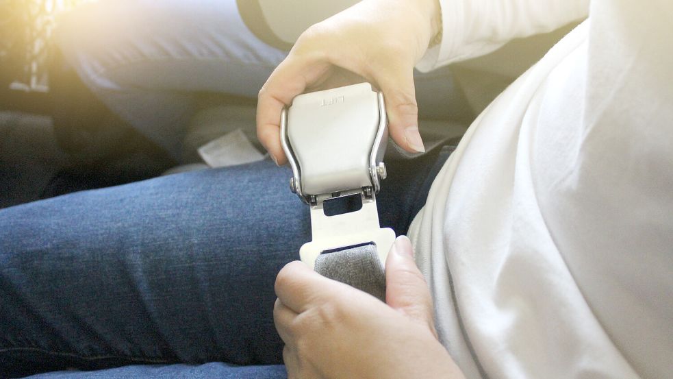 Hamburg: Besser im Flugzeug einschlafen: Gurt-Trick geht im Internet ...