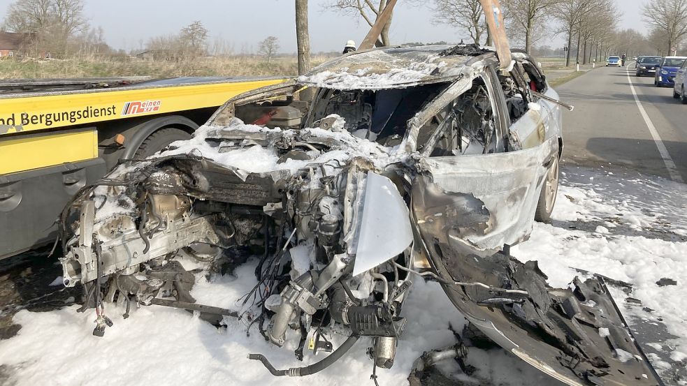 Ihlow: Auto prallt gegen Baum und geht in Flammen auf - Ostfriesen-Zeitung