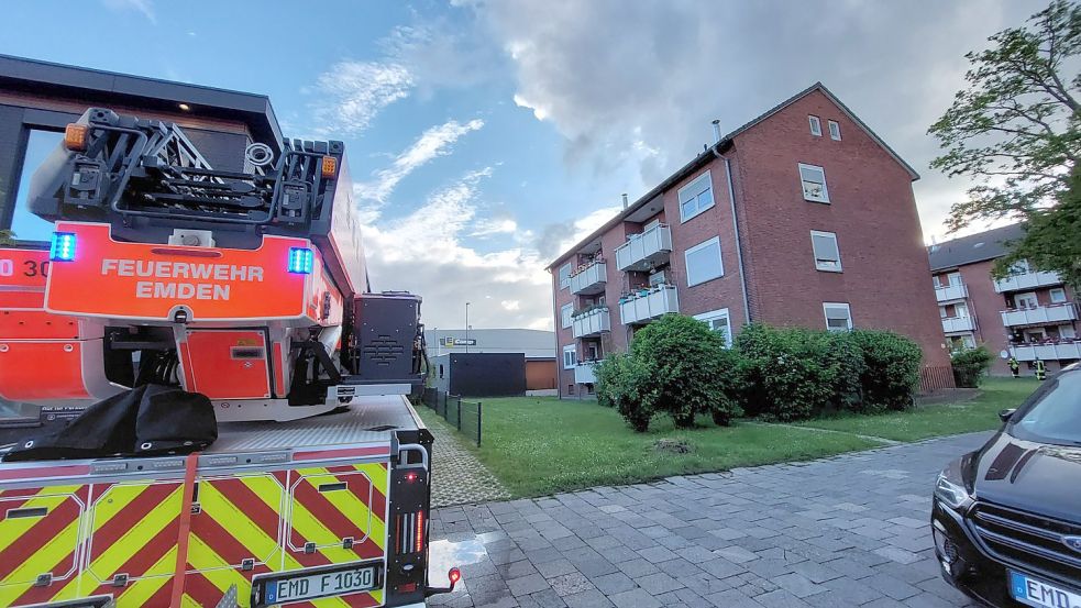 Verkehr staute sich: Feuerwehr-Großaufgebot rückt in Petkumer Straße in ...