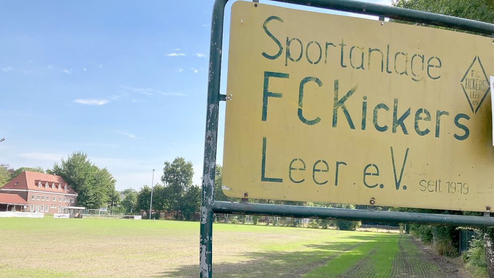 Einsatz von Unkrautvernichter: Bei Kickers Leer wächst wieder Gras ...