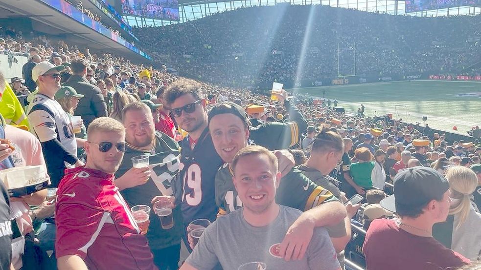 Reise nicht ohne Komplikationen: Ostfriesen machen Fotos mit Football ...