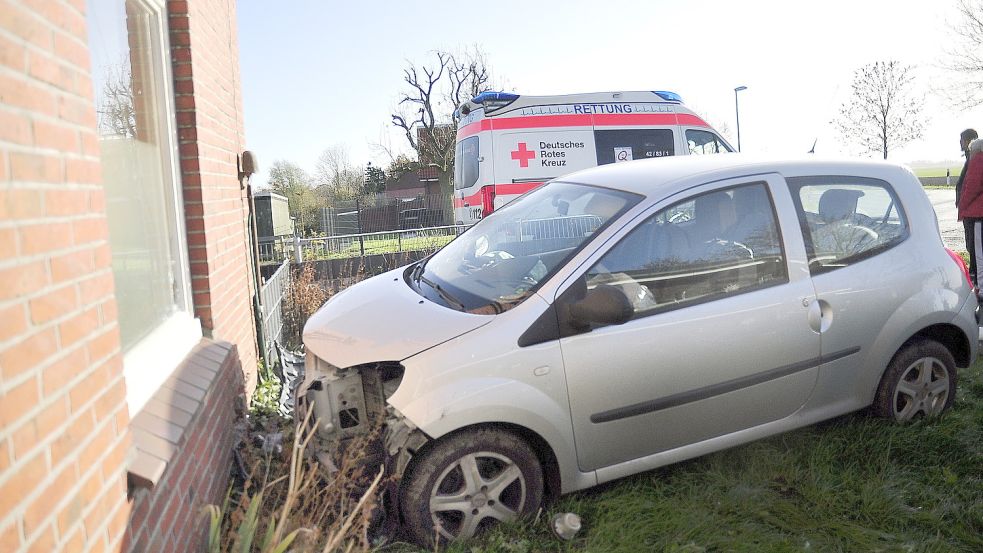 Schwerer Unfall: Auto prallt in Bunderhammrich gegen Hauswand - Ostfriesen-Zeitung