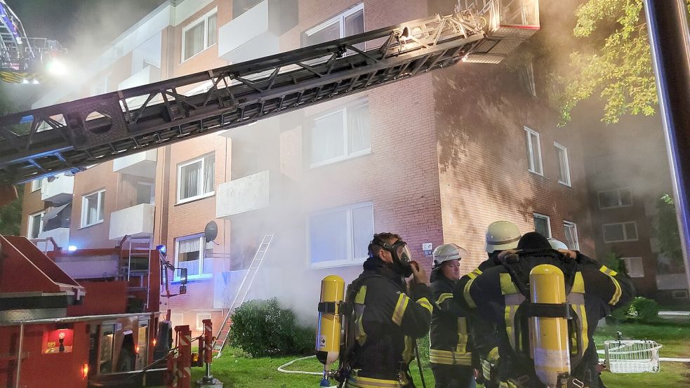 Nächtlicher Großeinsatz im Warfenweg: Schon wieder Feuer in Norder ...