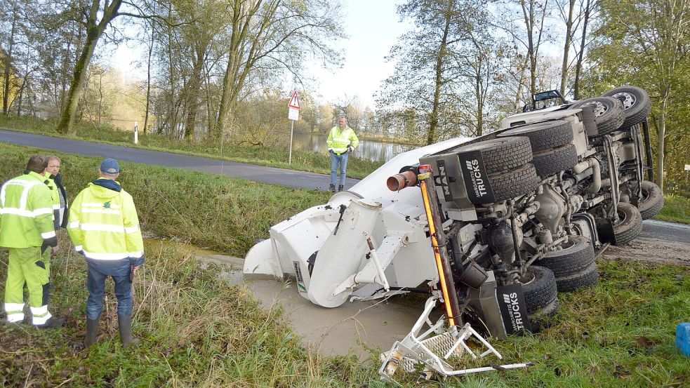 Unfall in Mitling-Mark: Laster umgekippt - Beton läuft in Graben ...