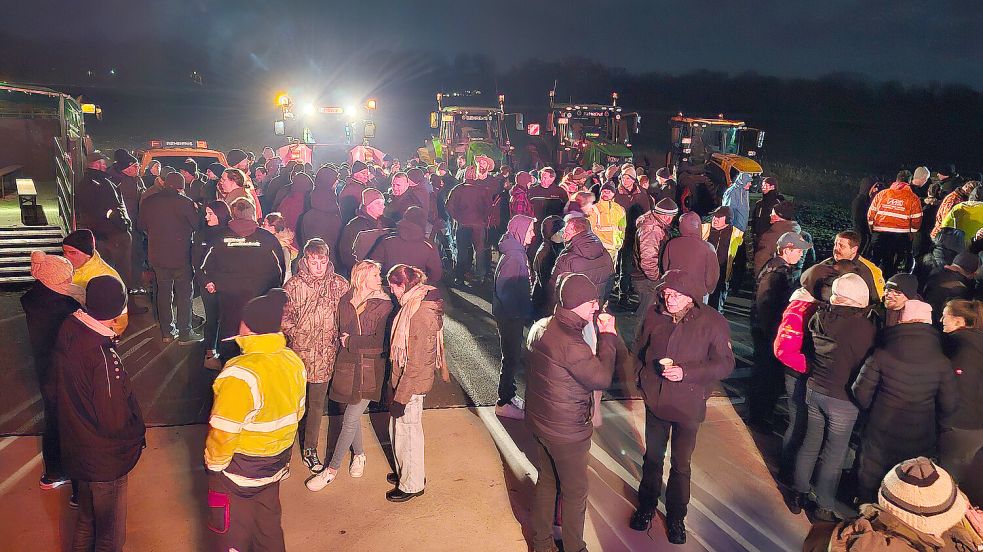 Mahnfeuer und Kundgebung: Hunderte bei Protesten in Nortmoor ...