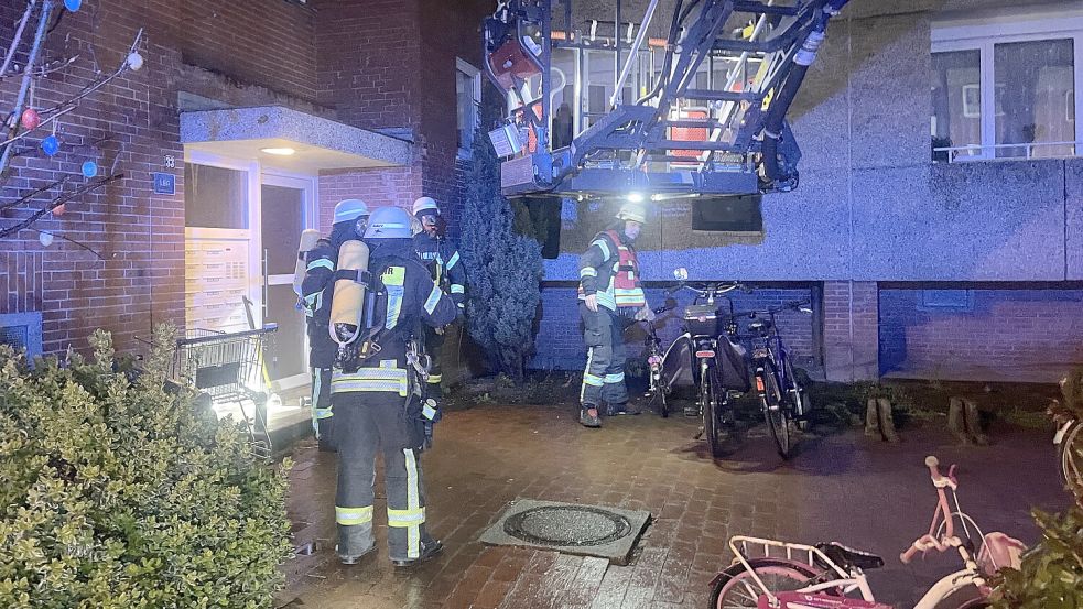 Feuerwehr rettete viele Bewohner: Nach Feuer in Norder Wohnblock - Polizei spricht von ...