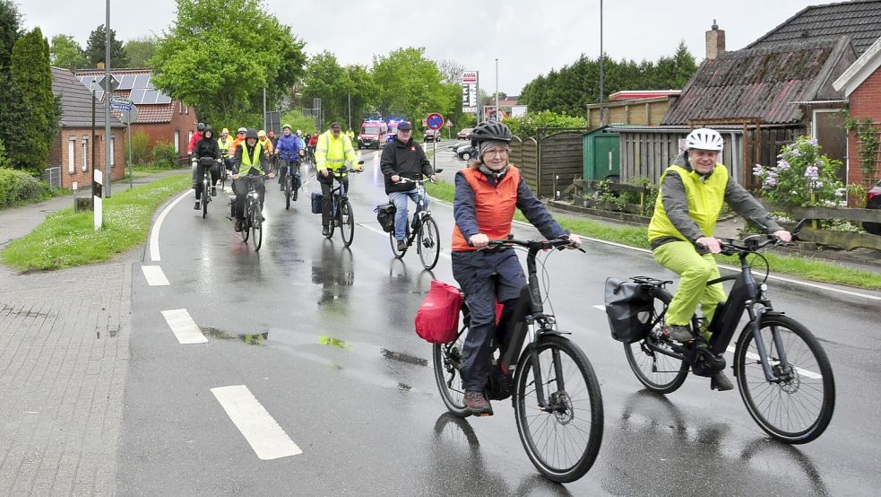 Aktion in Oldersum: Bei Regen für neuen Radweg geradelt - Ostfriesen ...
