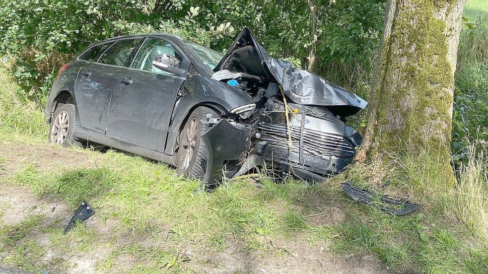 Unfall in Westoverledingen: Auto prallt bei Mitling-Mark frontal gegen ...