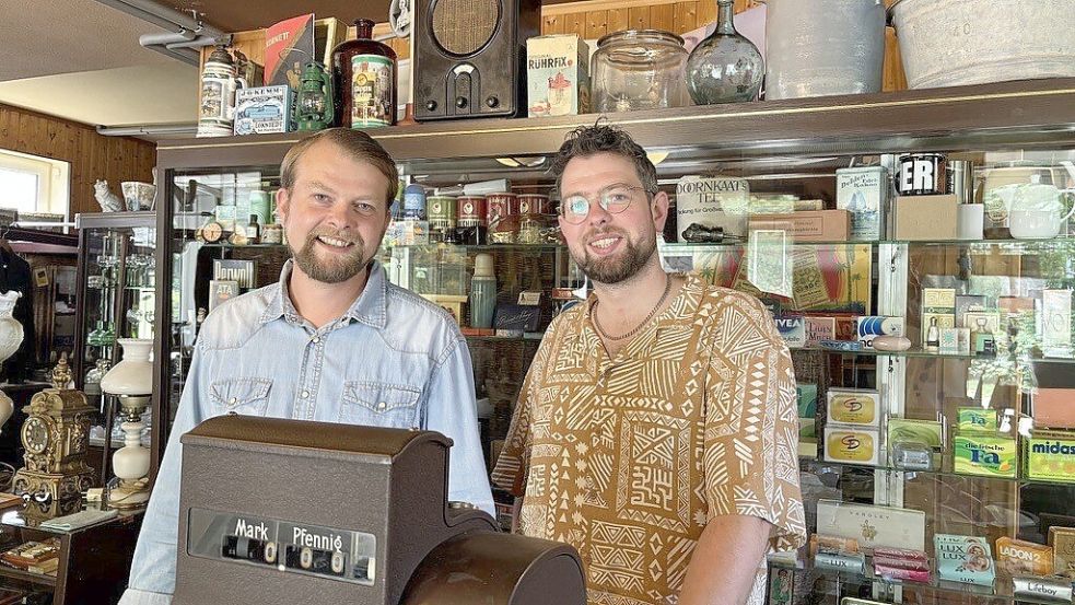 Flohmarkt-Liebe: Sammler-Paar eröffnet Trödelladen in Wiesmoor ...