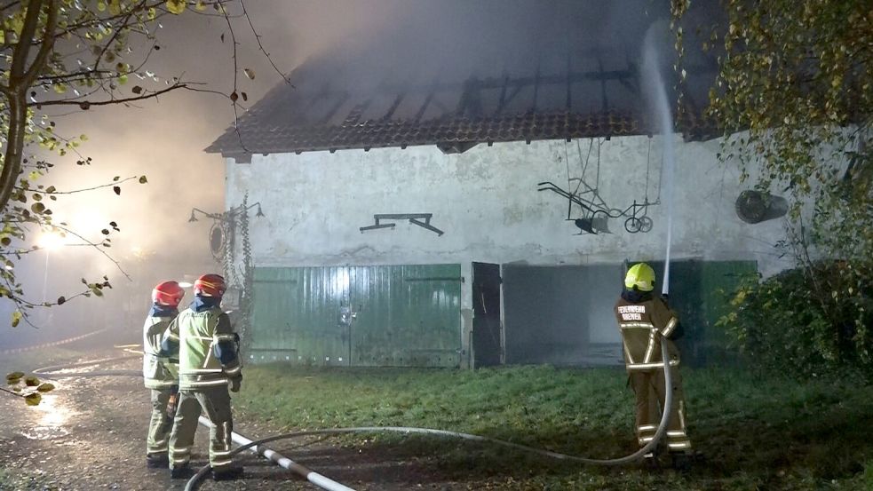 Bremen: Großbrand zerstört Lagerhalle auf Woltmershauser Bauernhof ... Bremen: Großbrand zerstört Lagerhalle auf Woltmershauser Bauernhof ...