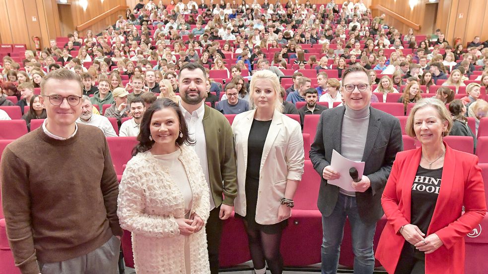 Podiumsdiskussion vor Bundestagswahl: Raunen, Applaus und kluge Fragen von Schülern in Leer ...
