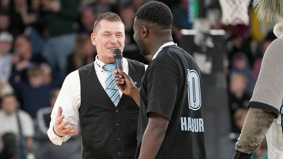 Berlin: Michel Schwartz geht mit Busfahrer-Grüßen viral - was steckt dahinter? - Ostfriesen-Zeitung