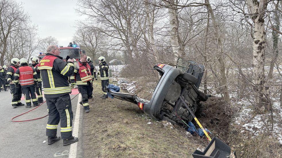 Schwerer Unfall: Auto prallt in Brockzetel gegen Baum - Fahrer verletzt - Ostfriesen-Zeitung