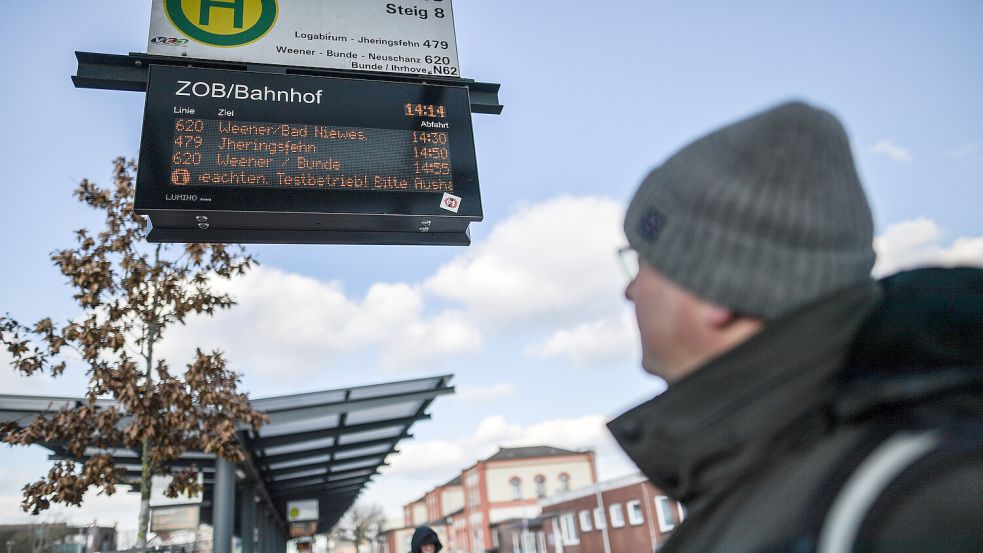 Tafeln angebracht: Auch am ZOB sieht man jetzt live die Abfahrtszeiten ...
