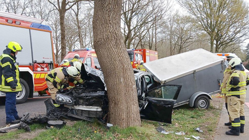 Zwei Schwerverletzte: Auto prallt gegen Baum - schwerer Unfall in Elisabethfehn - Ostfriesen-Zeitung