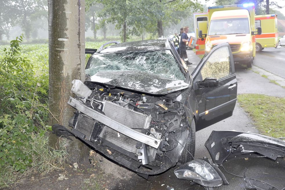 Auto prallte gegen Baum: Zwei Schwerverletzte - Ostfriesen-Zeitung