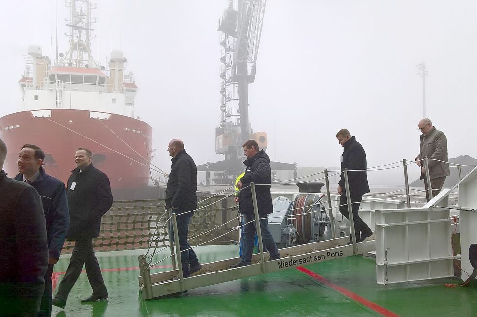 Emden: Erstes Schiff passiert neue Schleuse - Ostfriesen-Zeitung