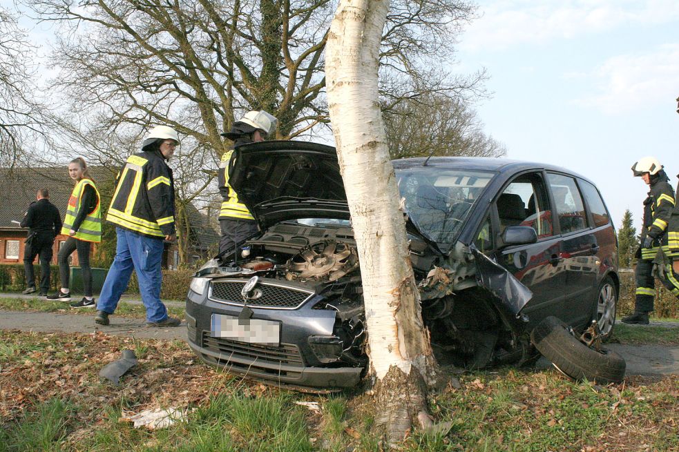Auto prallt gegen Baum: 38-Jährige schwer verletzt - Ostfriesen-Zeitung