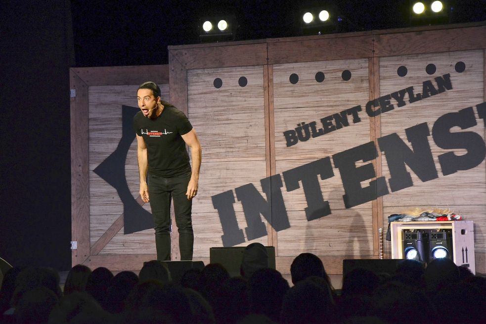 Comedian riss als Rocker Fans von Sitzen - Ostfriesen-Zeitung