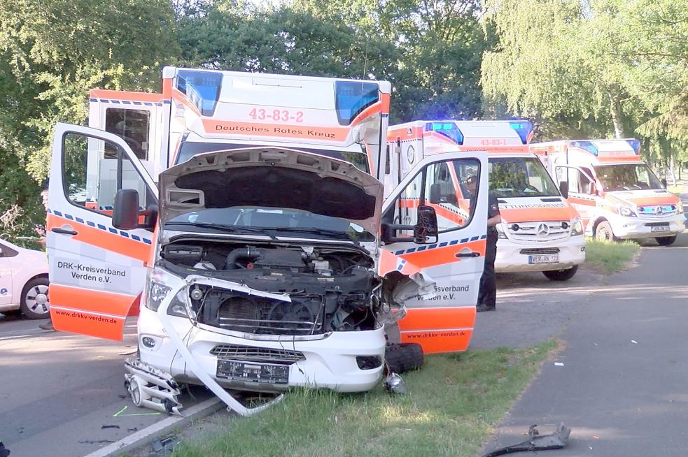 Vier Verletzte bei Unfall mit Rettungswagen, Linienbus und Auto - Ostfriesen-Zeitung